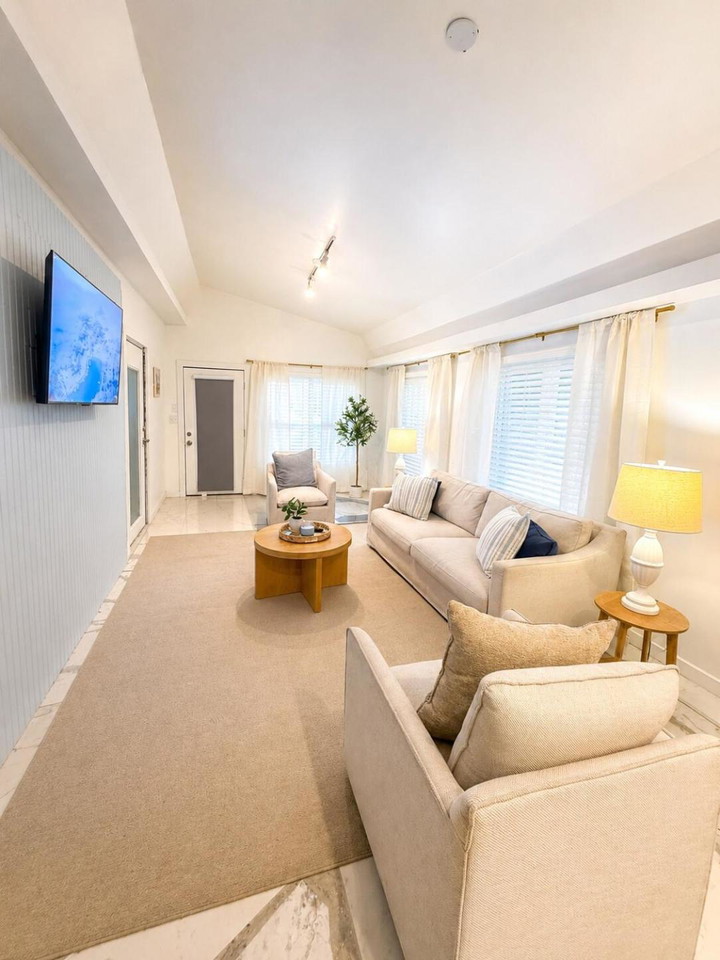Lakefront Studio Near Universal & Sea World - Apopka, FL