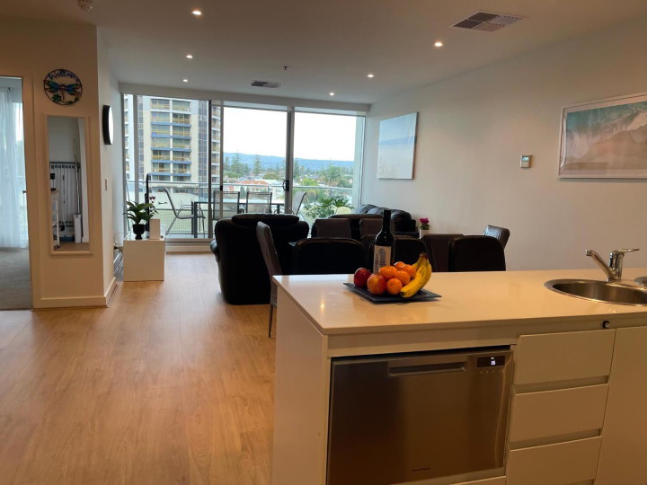 Glenelg Resort Style Beachside Apartment - Adelaide