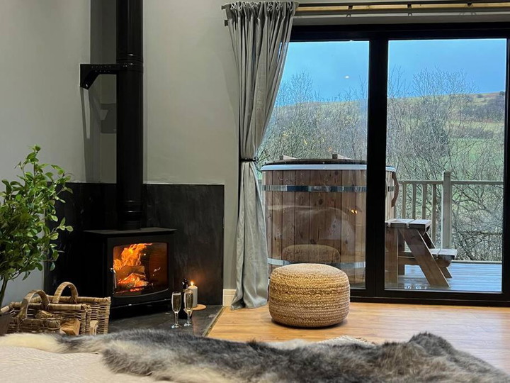 Luxury Lodge In The Treetops - North Wales