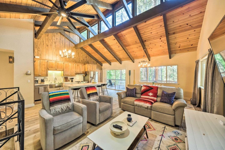 Pine Mountain Cabin W/ Hot Tub, 2 Mins To Marina! - Groveland, CA