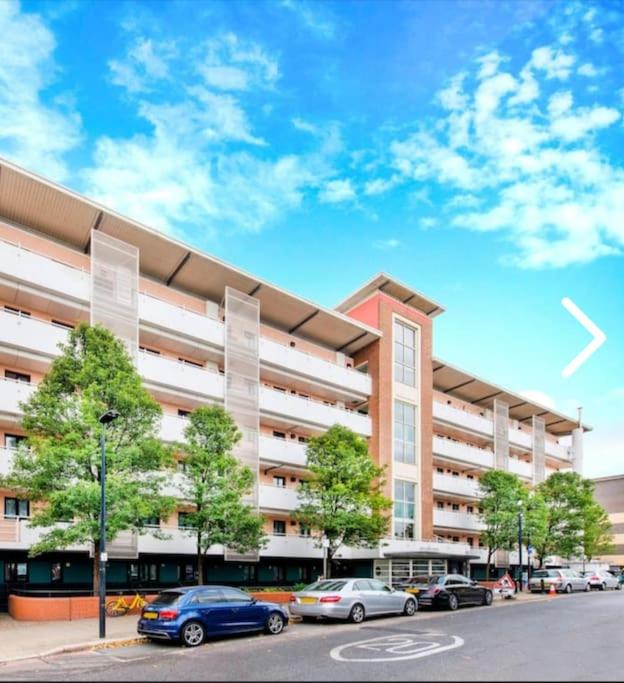 Bright, Nice Interior, Close To The City, 2 Bedroom Apartment - Woolwich