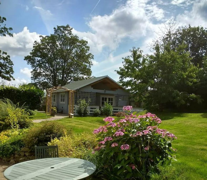 Cosy Log Cabin In Llanfoist Village - Wales