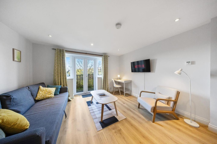 Modern Hastings Home For Groups With Garden Terrace And Dedicated Workspace - Hastings, UK