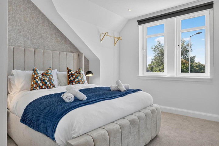 Aparthotel - Mix Of 1 & 2 Bed Private Suites With Parking - Millport