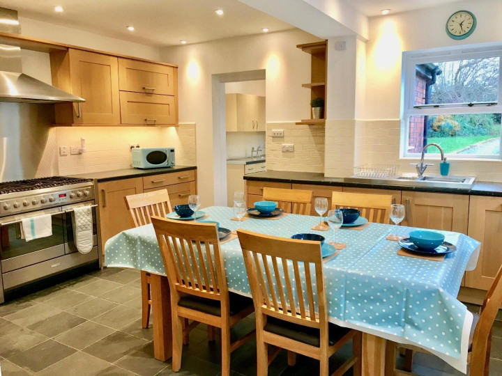 Lyndale House - Exclusive Use, Self Catering, Fpventures Stroud - Stroud