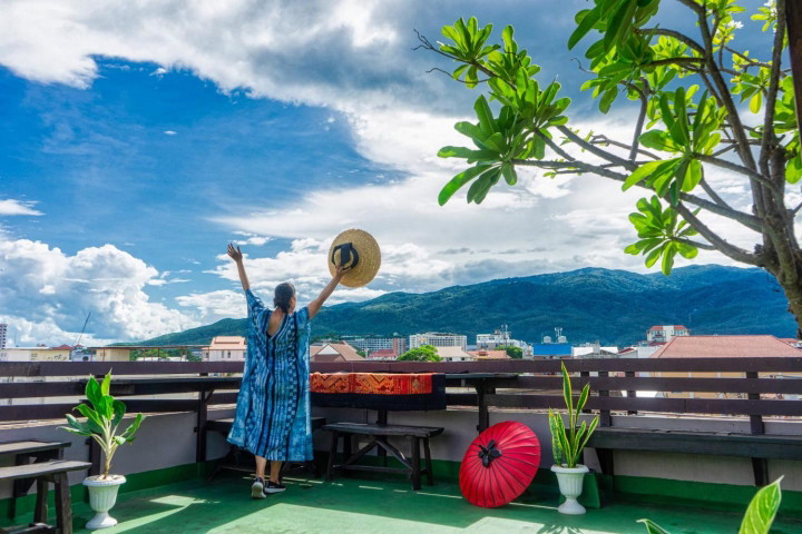 Ban Kong Rao Guesthouse - Quiet Santitham Oasis - Charming Garden & Mountain Views - Chiang Mai
