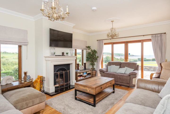 5 Bed Villa - Sleeps 10 - Hot Tub - Country Views - Youghal