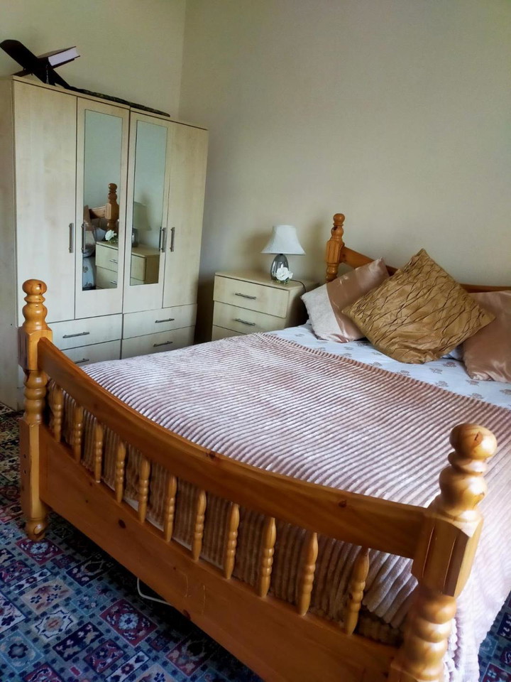 Newly Decorated Spacious Room, Women Only - Bradford