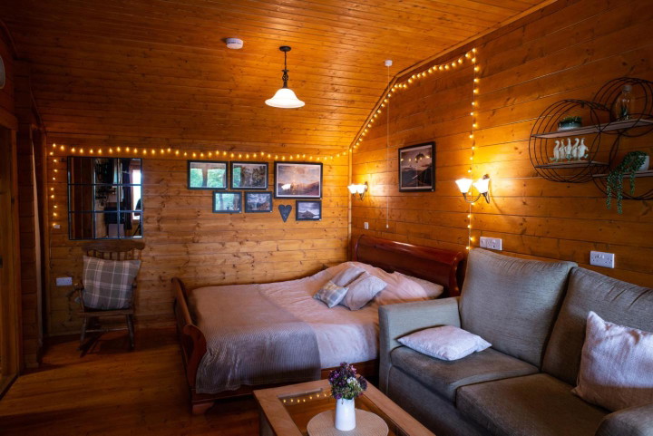 Cherry Cabin - Little Log Cabin In Wales - Wales