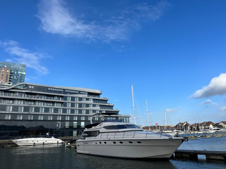 Superyacht On Town Quay Marina, Southampton - Very Close To City Centre And Cruise Terminals - Free Parking Included - Wiltshire