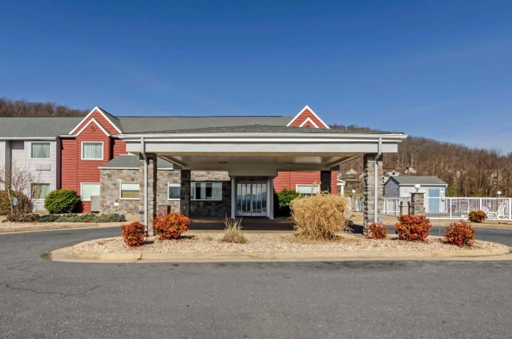 Clarion Pointe Staunton East - Staunton, VA
