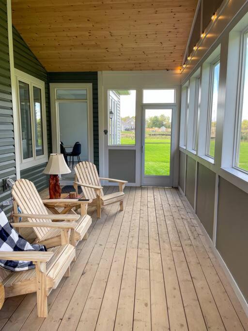 Spacious 3 Bdrm Retreat, Muskoka Room & Fireplace - Bracebridge