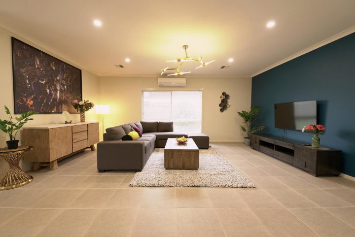 6 Bedrooms & 4 Bathrooms Big House For Big Group - Werribee