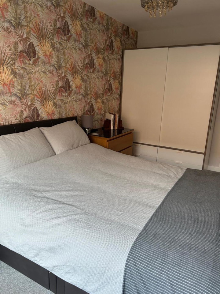 King Sized Bed And Private Bathroom - Bosham