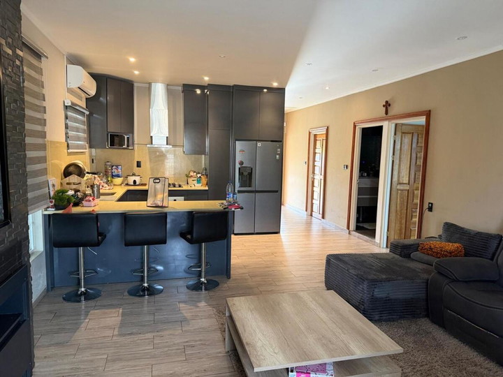 Cozy Family Retreat, Secure Gated Home - Suriname