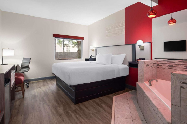 Ramada By Wyndham Locust Grove - Hampton, GA