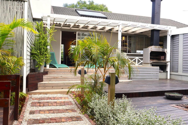 Modern Affordable Outdoor Oasis With Solar Energy - Plettenberg Bay