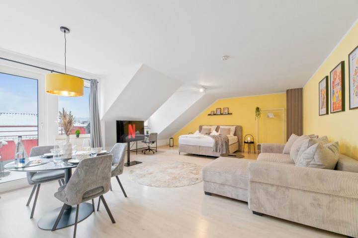 Kingsize Bett, Balkon, Arbeitsplatz, Netflix - Schömberg
