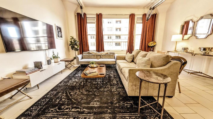 Classic Los Angeles Elegance In Downtown, Sleeps 4, Free Parking And 360 Degree View Roof Top Pool! - Downey, CA