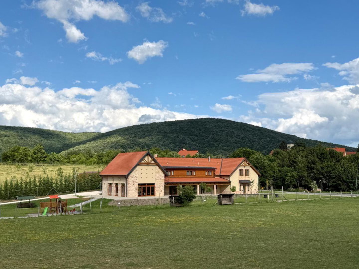 Pilisszentlászló Turistaház - Zebegény