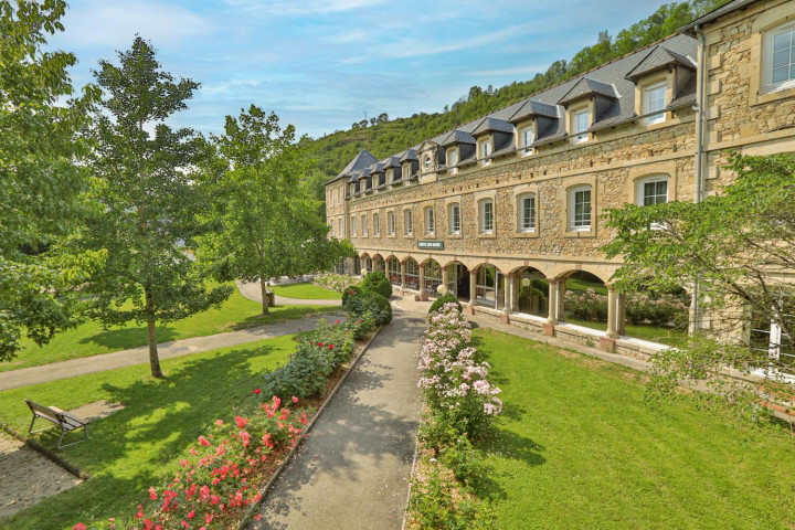 Logis Hotel L'hôtel Des Bains - Salles-la-source - Aveyron