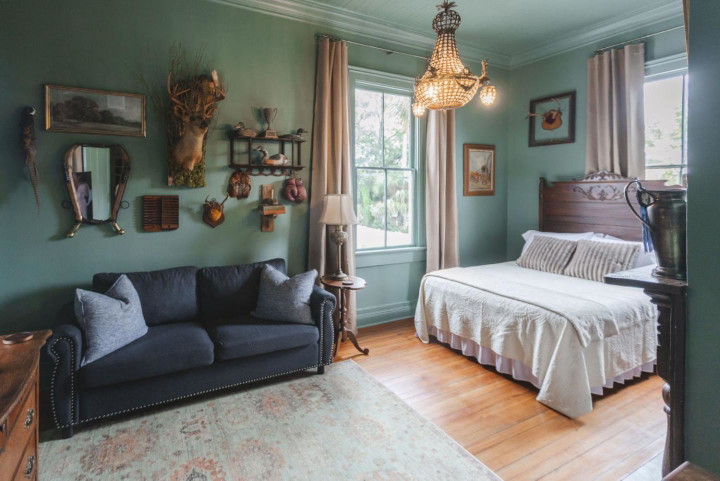 The Gilded Lady- The Gentleman's Room - United States
