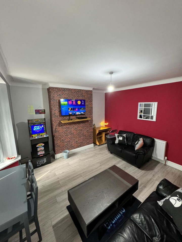 Giga Residential 4 Bedrooms, 8 Guests , Near City Centre, Arcade Machine, Sky Tv, Netflix, Free Wifi, Free Parking - Newcastle upon Tyne