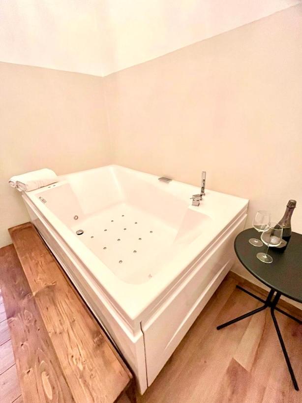 Pantheon Luxury Jacuzzi Apartment - Monti