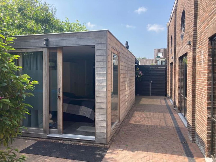 Tuinhuis Aan Het Water Met Woonkamer - Wassenaar