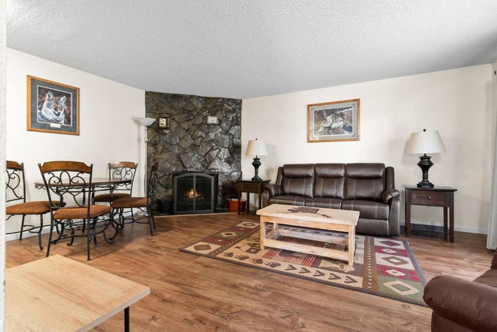 Alaskan Wolfden Close To Airport Centrally Located - Anchorage, AK