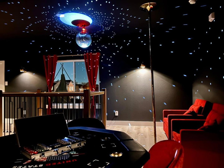 Sleeps 24 - Hot Tub Sauna Gym Karaoke Casino Billiards & Rooftop Soccer - Dallas, TX