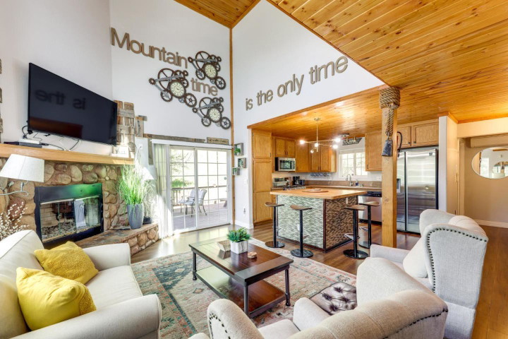 Remodeled Crestline Retreat: Walk To Lake Gregory! - California