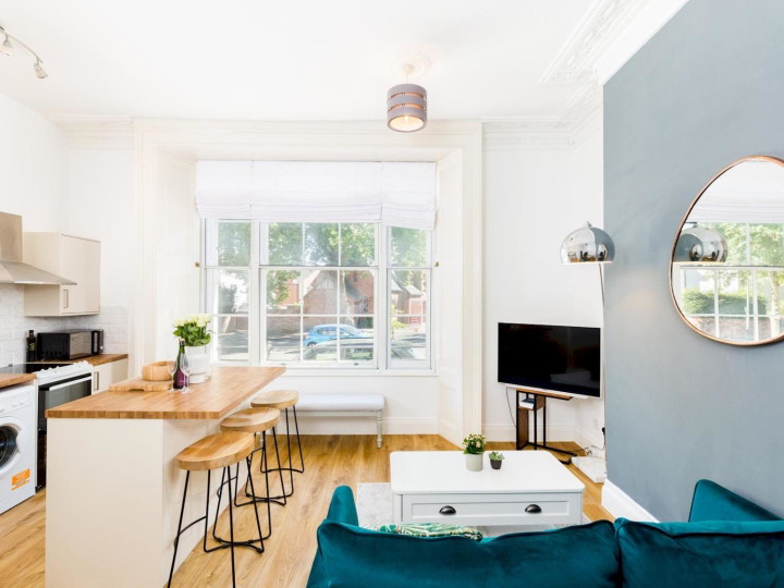 Central Leamington Spa 2 Bed Flat With Parking - Pass The Keys - Warwick