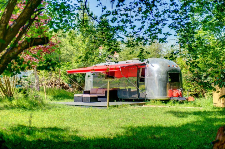 Vintage Glamping Airstream With Farm Animals - Cornwall
