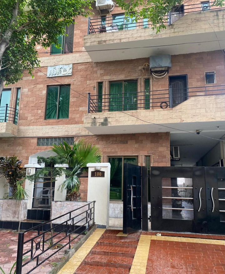 Spacious And Cozy 3 Bedroom Family Apartment - Lahore