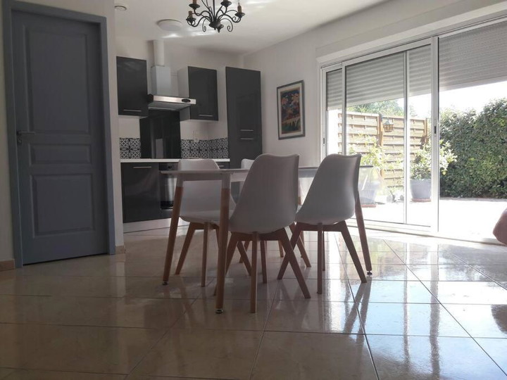 Maison Dans Une Propriété Avec Une Cour -