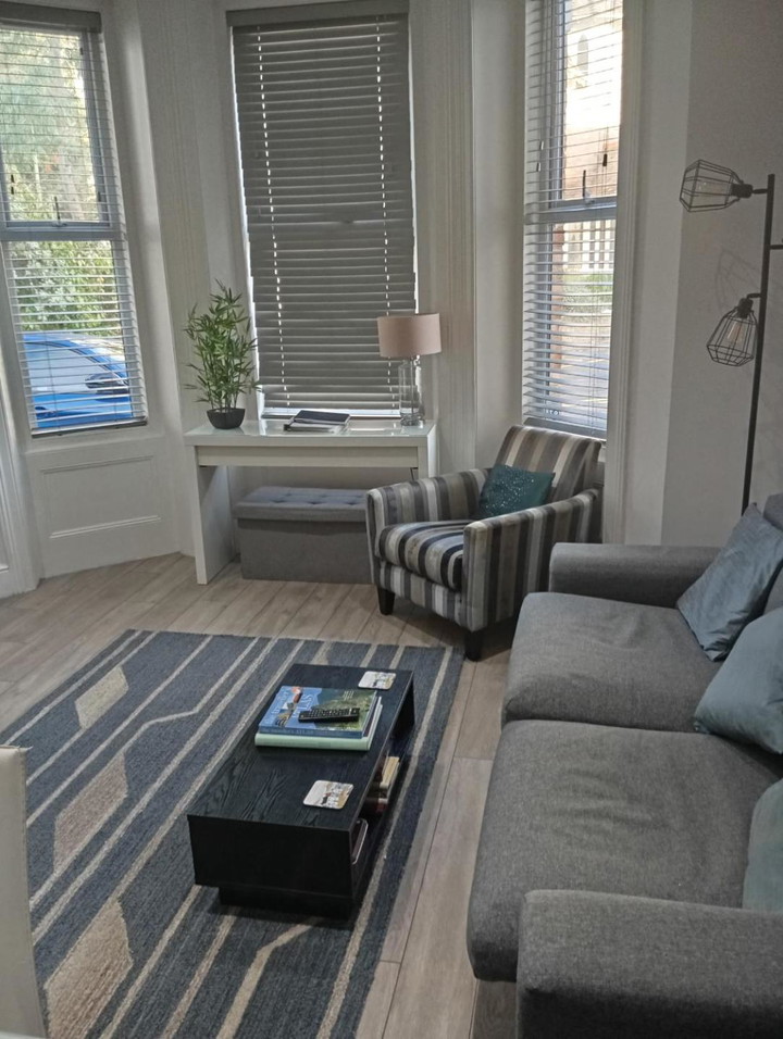 Stylish Apartment In Victorian Conversion Free Parking & Private Patio Close To Beach Town Centre & Bic - Ringwood