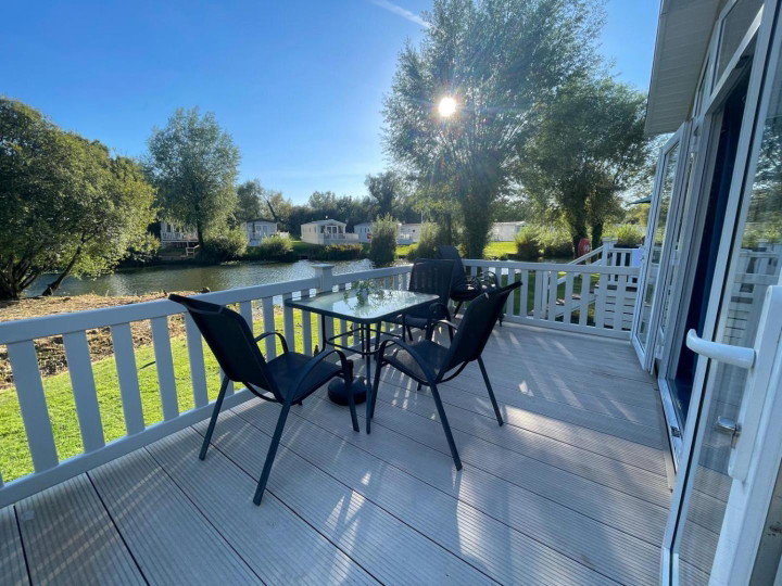 Stunning 2 Bedroom Caravan On The Lake, South Cerney - Gloucestershire