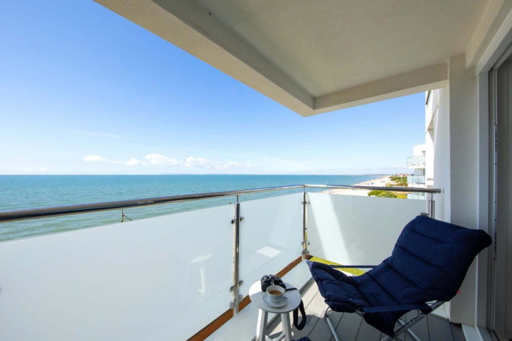 High-end Beachfront Getaway Sea View King Bed - West Wittering