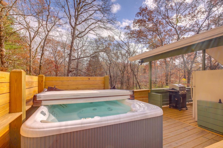 Pet-friendly Chattanooga Cabin W/ Hot Tub & Kayaks - Chattanooga, TN