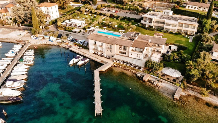 Bella Hotel & Restaurant With Private Dock For Mooring Boats - Manerba del Garda