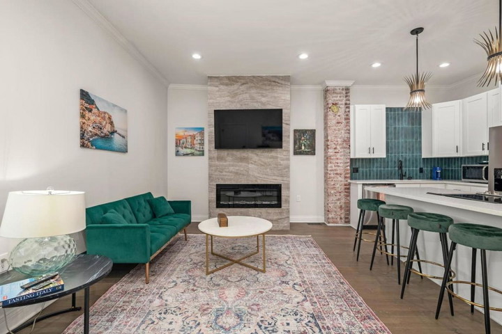 Award Winning Penthouse Suite Skyline Views - North Kansas City, MO