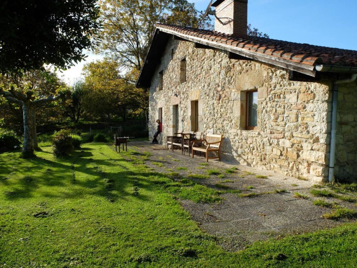 Etxetxobarri, Caserío Independiente Con Vistas A La Crestería De Anboto - Basque Country