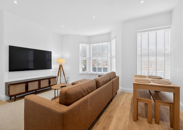 Stunning 2 Bedroom Apartments - City Centre Location, Free Wifi, Free Parking, Spacious Accommodation, Comfort And Style, Freshly Rennovated - Barry