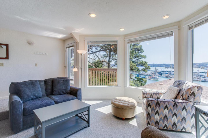 Yaquina Bay Views! Restaurants, Shops, Walk To Everything! - Newport, OR