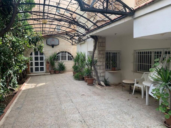 Charming Apartment In Shmeisani - Amman
