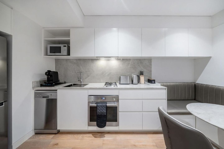 Sunny Studio Retreat With Balcony Near Cafes & Shops - Randwick