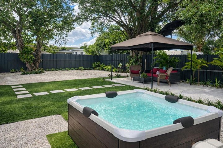 Hard Rock Home Jacuzzi & Bbq Game Room - Miami Gardens, FL