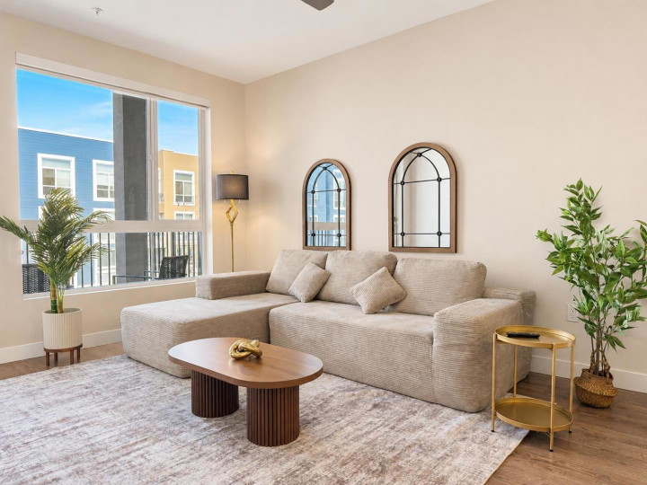 Upscale Escape 10 Min From Disneyland With Pool & Gym - Santa Ana, CA