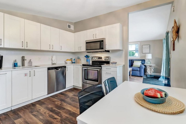 Tropical Beach Bungalow Up - 3 Bedrooms - Across Street From Beach - Deck - Fernandina Beach, FL